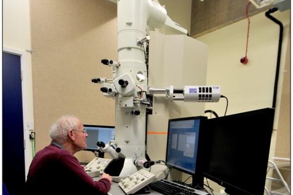 electron microscope uk